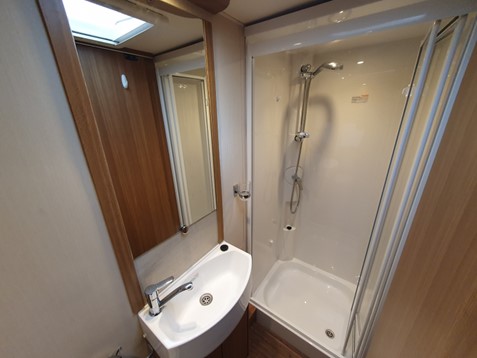 2015 Compass Rallye 644 . . . 4 Berth 2015